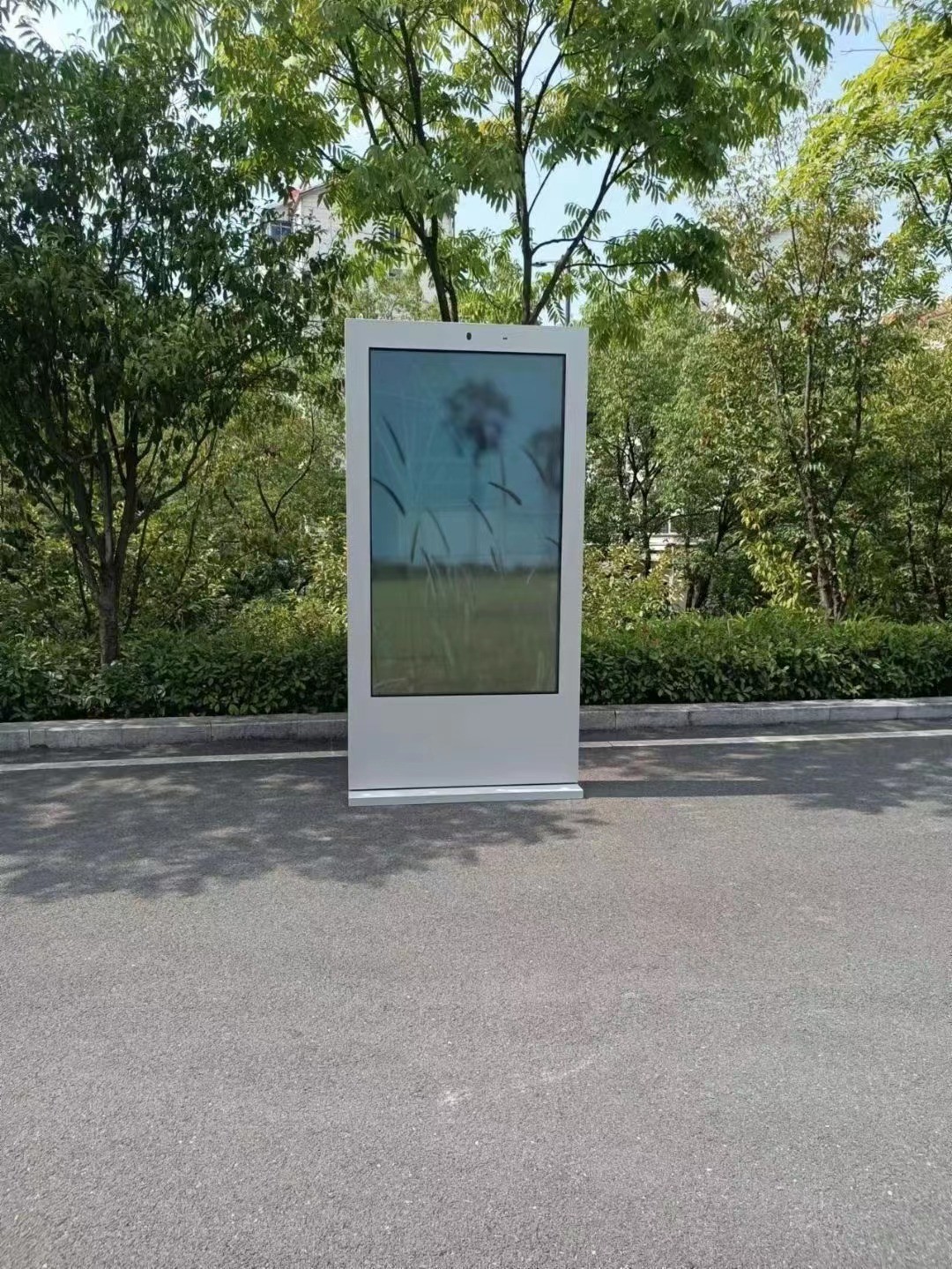 Ultra brightness bus stop outdoor digital signage solution